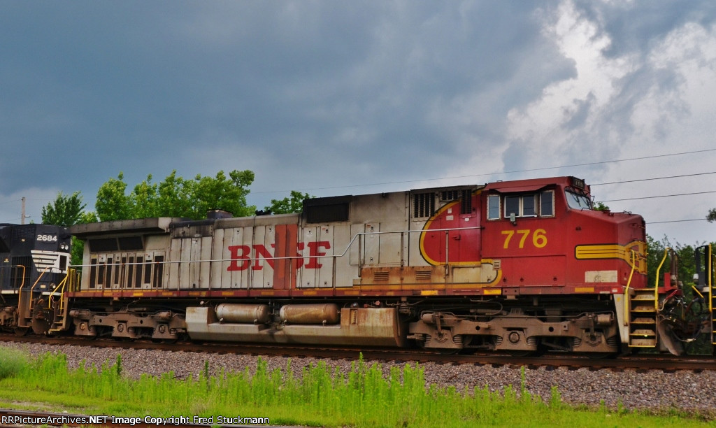BNSF 776 makes up for it being rainy & dark.